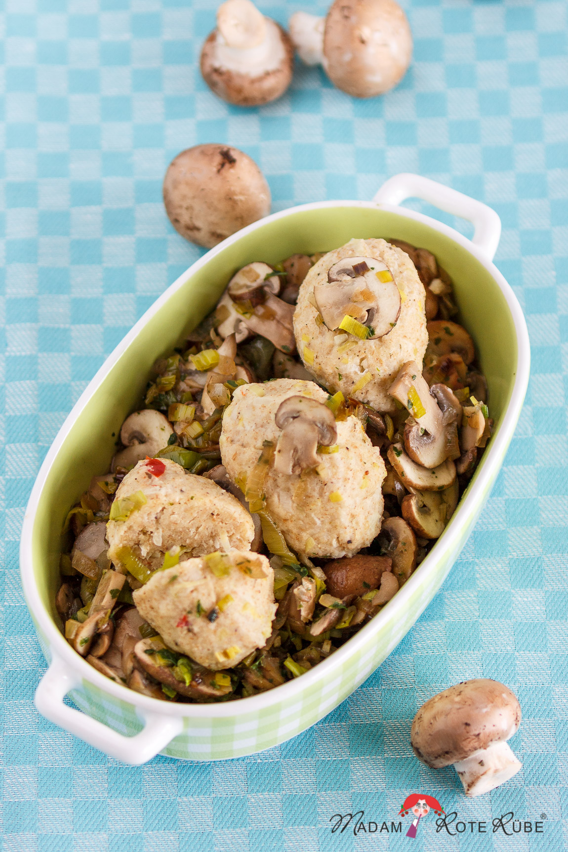 Couscous-Quark-Lauch-Klöße auf braunen Champignons - Madam Rote Rübe