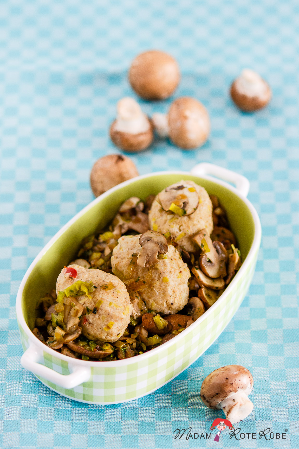 Couscous-Quark-Lauch-Klöße auf braunen Champignons - Madam Rote Rübe