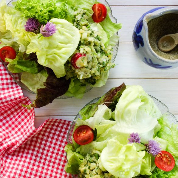 Blattsalate mit Kartoffel-Kräuter-Vinaigrette - Madam Rote Rübe