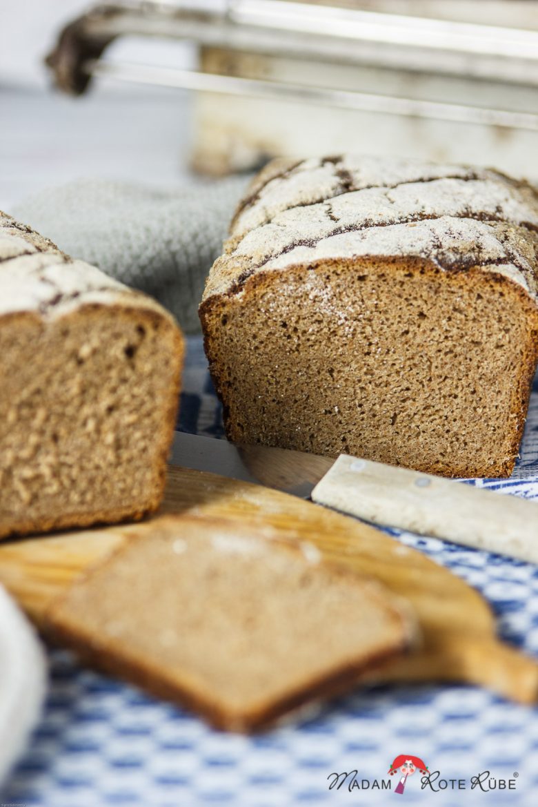 Mit dem eigenen Sauerteig zum saftigem Roggen-Vollkornbrot - Madam Rote ...