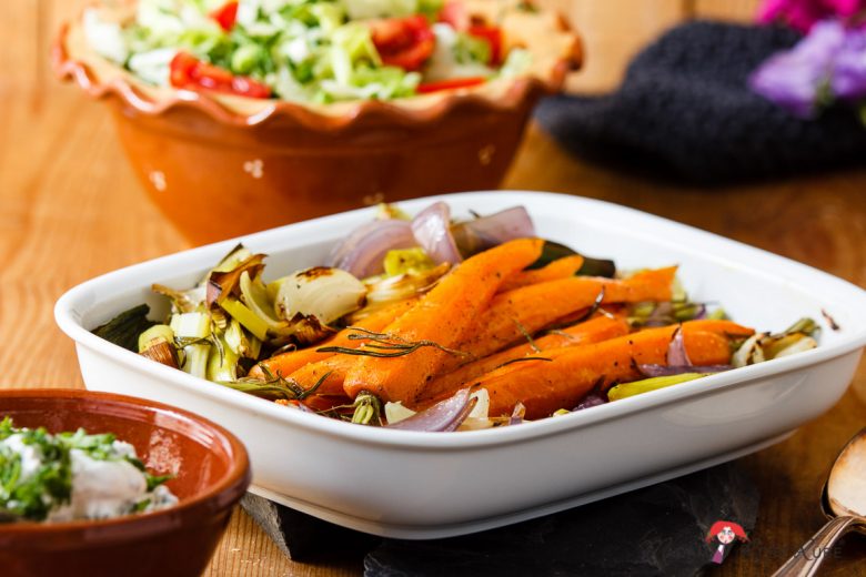 Gebackene Rosmarin-Möhren & Zwiebel-Allerlei aus dem Backofen mit ...