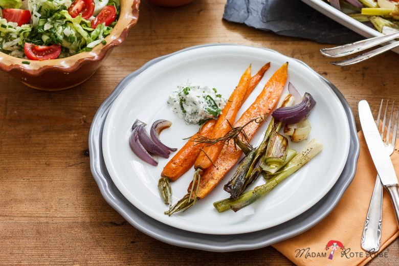 Gebackene Rosmarin-Möhren & Zwiebel-Allerlei aus dem Backofen mit ...