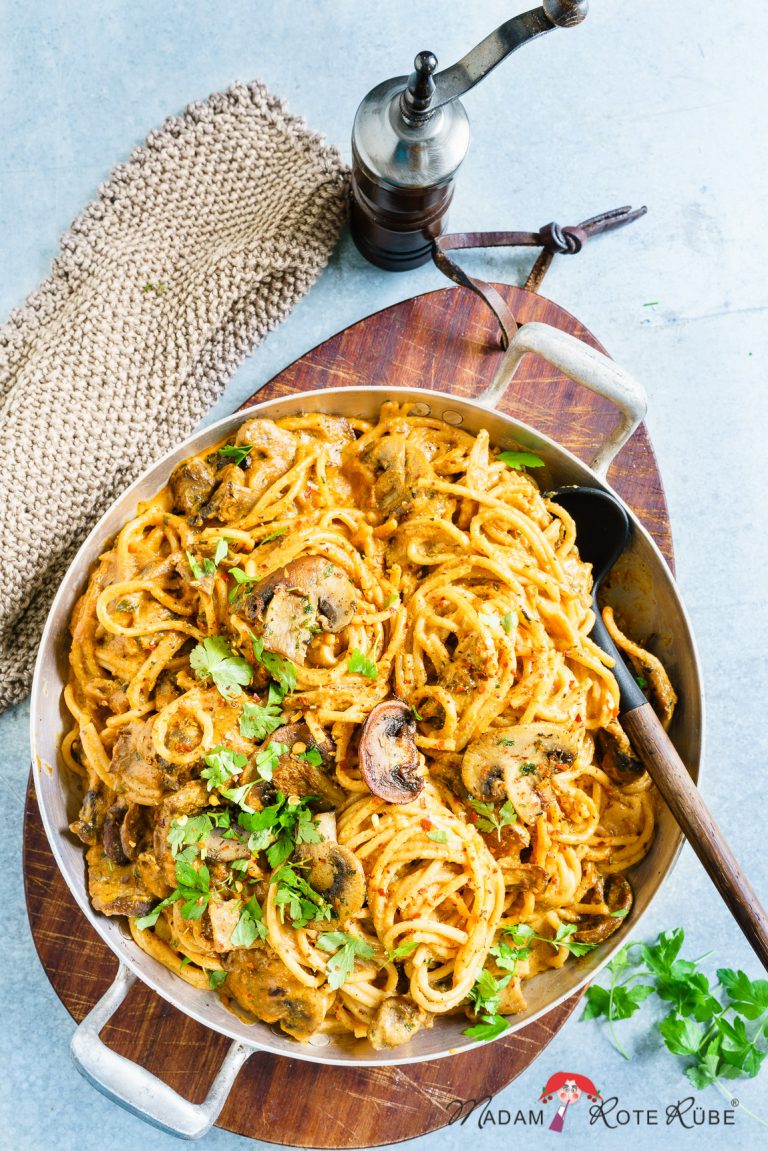 Spaghetti mit Pilzen in rauchig-cremiger Sauce - Madam Rote Rübe