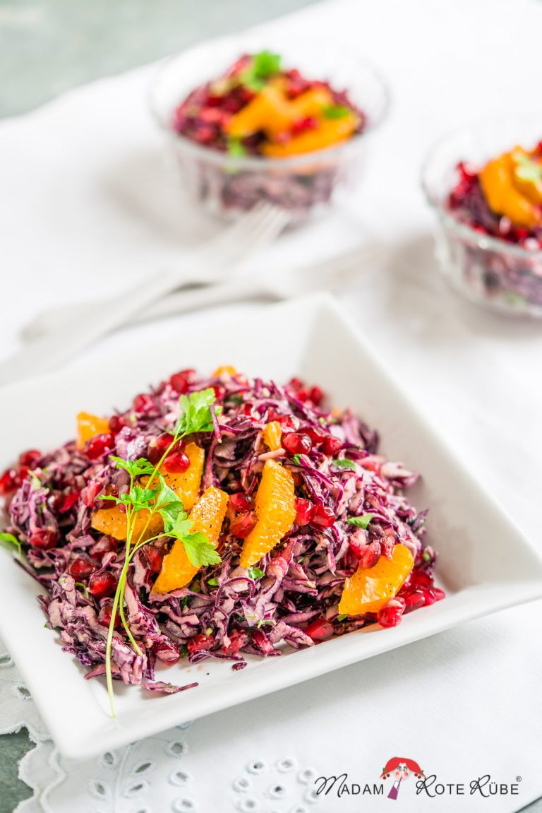 Rotkohlsalat mit Granatapfel und Limetten-Tahini-Dressing - Madam Rote Rübe
