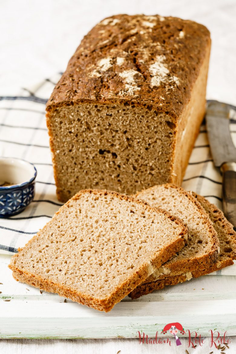 Dreikorn-Vollkornbrot mit Kümmel, Joghurt und Sauerteigstarter - Madam Rote Rübe