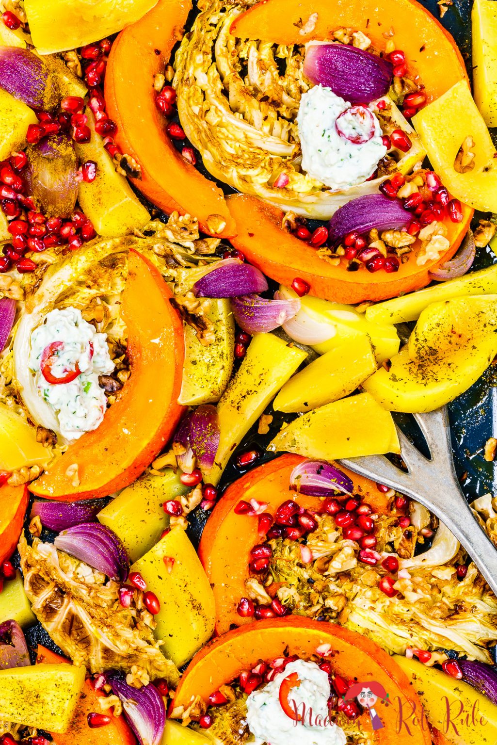 Wirsing-Kürbis-Ofengemüse mit cremigem Feta-Dip - Madam Rote Rübe