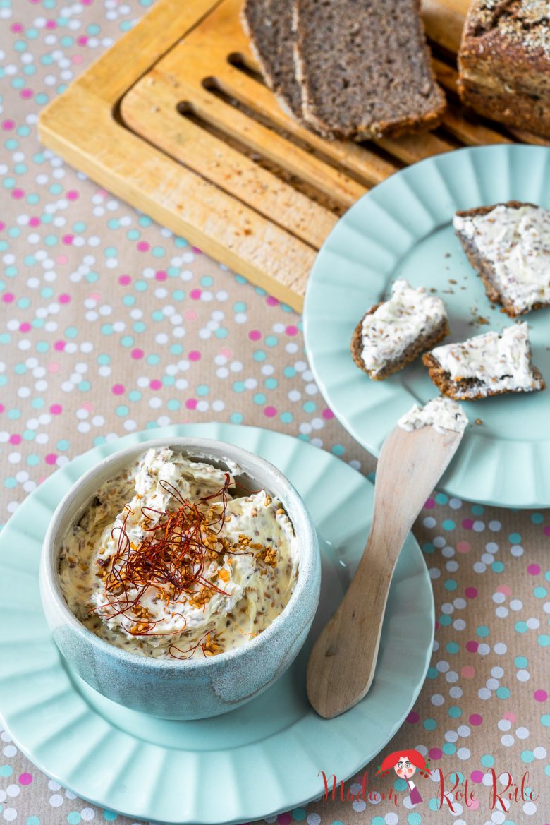 Geröstete Zwiebel-Sesam-Butter - ein einfacher Brotaufstrich - Madam ...